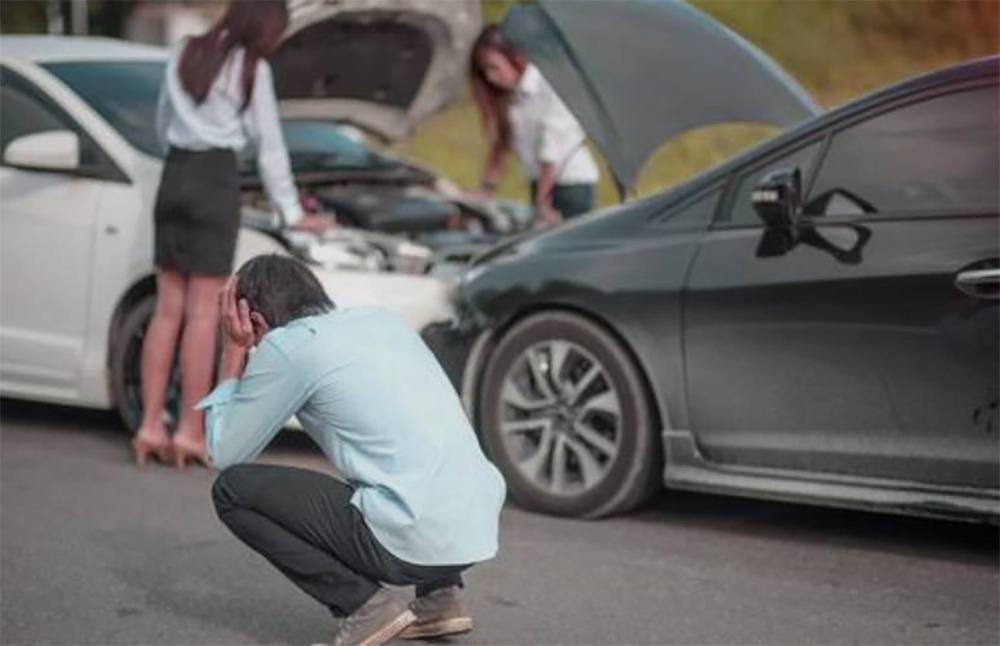 6 Steps To Take After You Witness A Car Crash - LadyAutoBlog